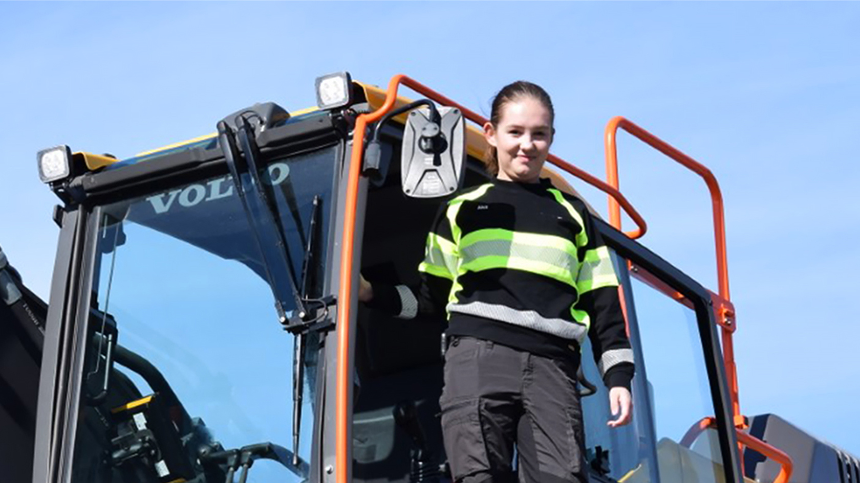 Alva visar hur maskinerna ska köras | Swecon Anläggningsmaskiner AB